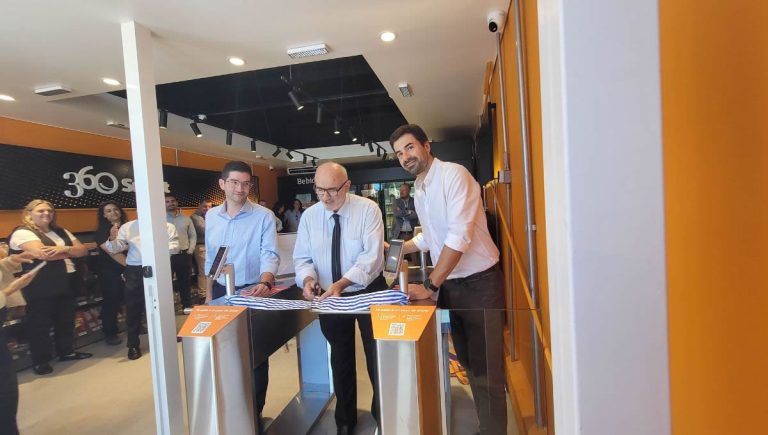 Sin cajas ni personal, DUCSA inaugura en la estación ANCAP de Car One ...